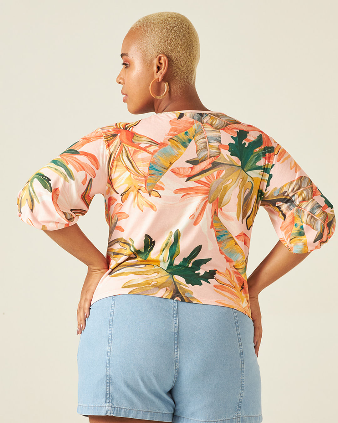 Blusa Feminina Plus Size Folhagem Botões Frontais Em Malha Creponada ...